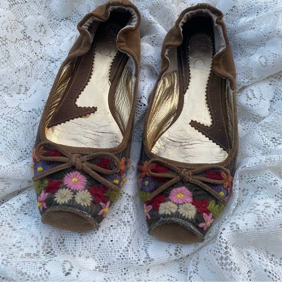 zinc | Shoes | Zinc Suede Floral Embroidered Brown Moccasin Style Flats ...